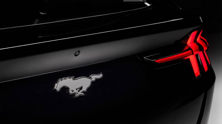 Halottaskocsit és limuzint faragtak az elektromos Ford Mustangból